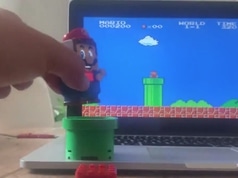 Biến đồ chơi Mario thành cần điều khiển game Super Mario Bros.